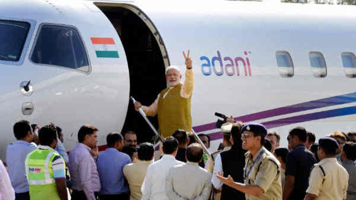 आईपैड और ट्रेडमिल के साथ दिल्‍ली पहुंचे नरेंद्र मोदी | With his iPad ...