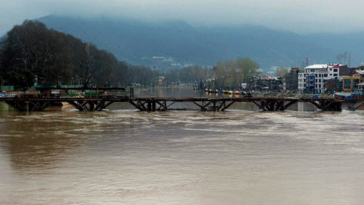 खतरे के निशान से ऊपर बह रही झेलम कश्मीर में बाढ़ का खतरा Flood Alert