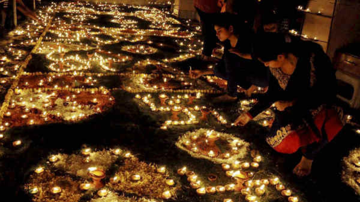 Deepdaan Importance: दीपदान का महत्व एवं विधि | Read Deepdaan ...