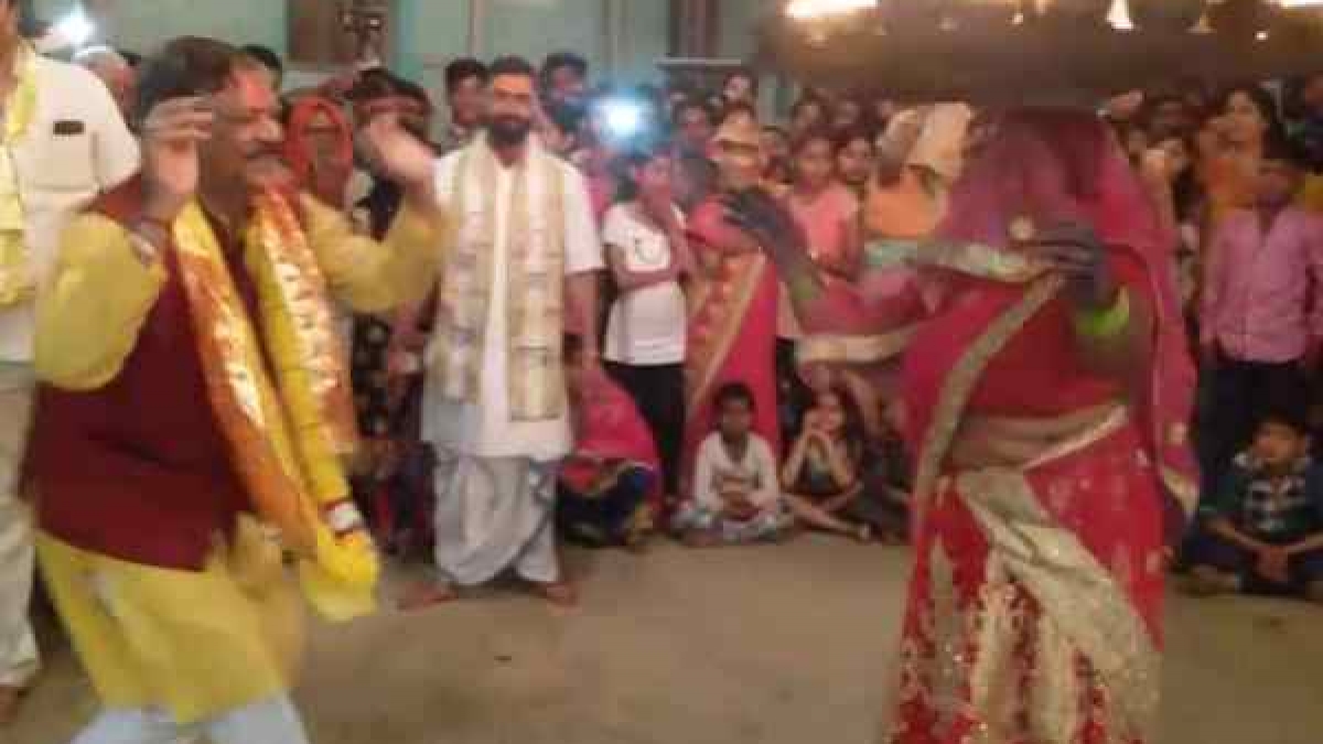 मथुरा: चरकुला नृत्य पर बीजेपी विधायक ने लगाये ठुमके, देखें VIDEO | BJP ...