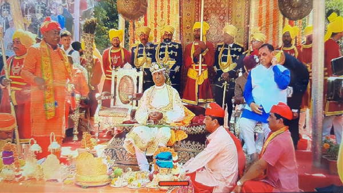 शाही ठाठ के साथ CM रूपाणी की मौजूदगी में हुआ मांधातासिंह का राज्याभिषेक ...