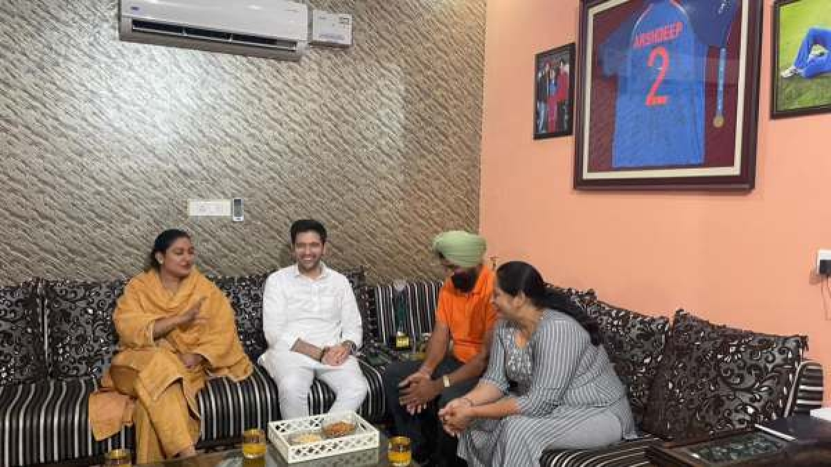 Arshdeep की फैमिली से मिले सांसद राघव चड्ढा संघर्ष के हुए मुरीद, कहा- # ...