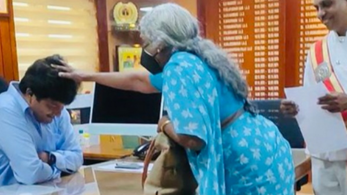 IAS Krishna Teja के काम से खुश होकर बूढ़ी महिला ने दिया आर्शीवाद, डीएम ...