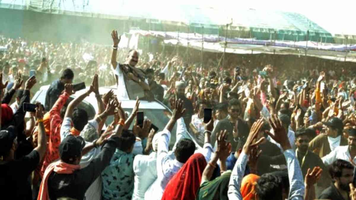 Pandit Pradip Mishra: प्रसिद्धि की चाह में पंडित मिश्रा भटक गये राह ...