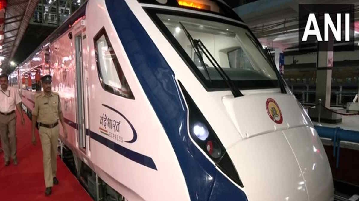 आंध्र प्रदेश: विशाखापत्तनम में Vande Bharat Express Train के ऊपर हुआ पथराव, खिड़की का शीशा भी ...