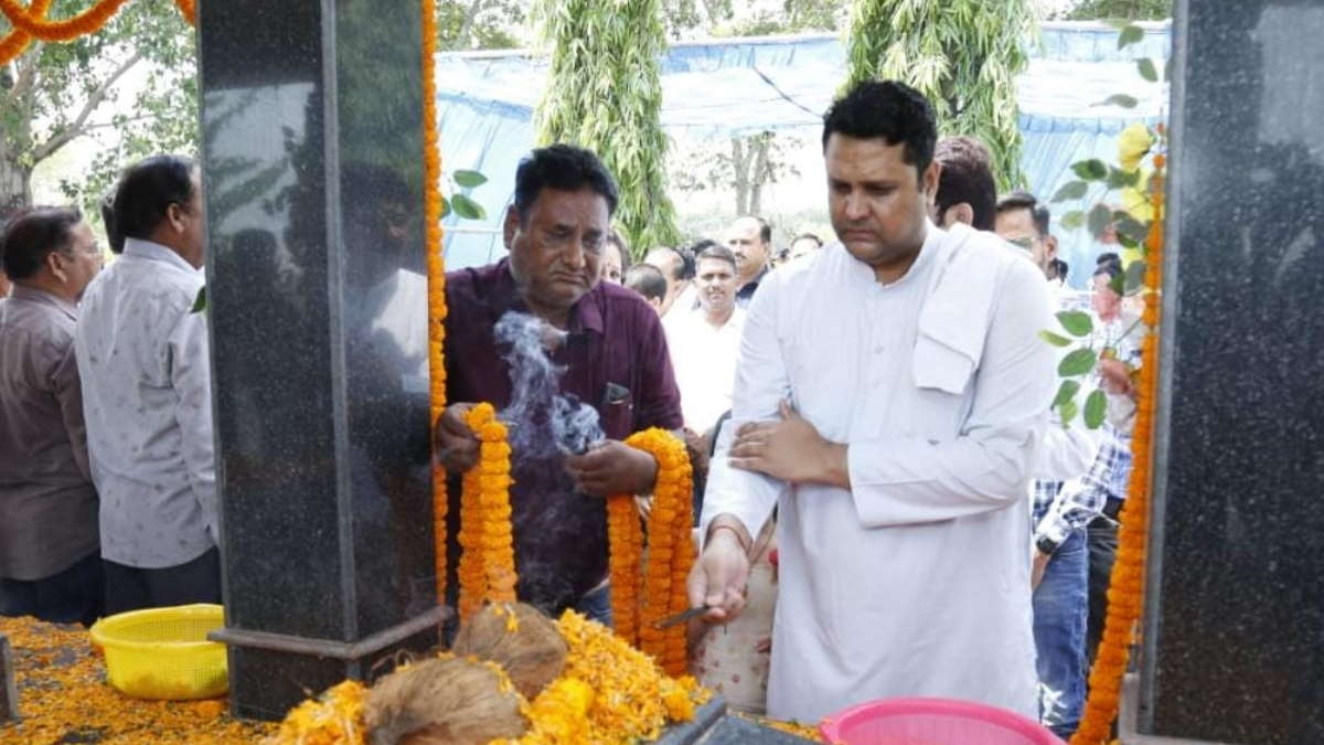 CG: शहीद नंदकुमार पटेल की पुण्यतिथि पर उच्च शिक्षा मंत्री उमेश पटेल ने ...