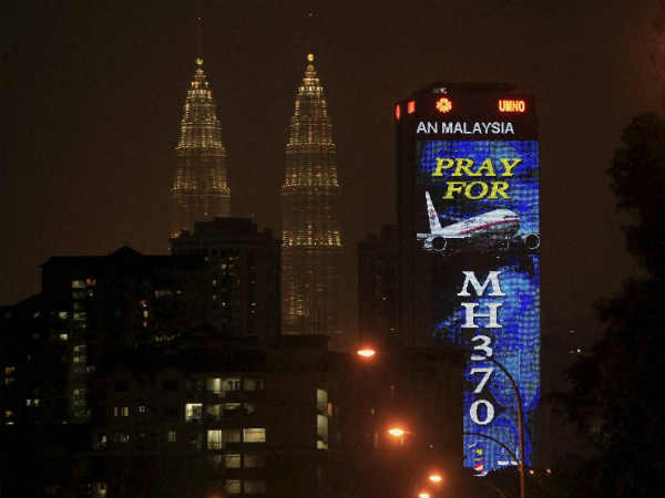 एमएच 370 की जांच में लगे जांचकर्ताओं का दावा विमान में मौजूद थे ...