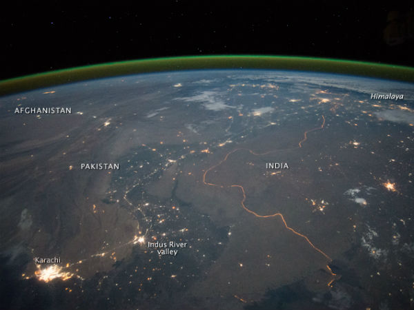 देखिए अतंरिक्ष से भारत-पाकिस्‍तान का बॉर्डर का चमकीला नजारा | NASA ...