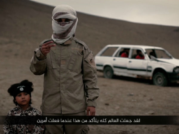 ISIS के 4 साल के 'जिहादी जूनियर' ने जासूसों को बम से उड़ाया, देखें नया ...