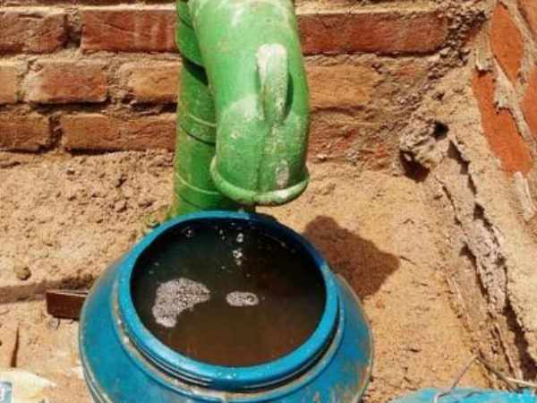 बिहार: चापाकल से निकले 'पानी' से लग रही आग, चल रहा इंजन! | Oil comes ...