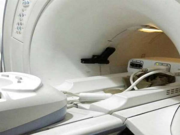 5 करोड़ की MRI मशीन में फंसी योगी के मंत्री के गार्ड की पिस्‍टल | Gun ...