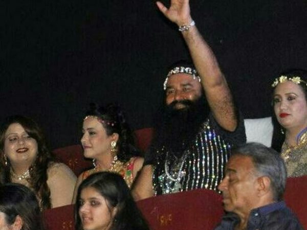 Pics हनीप्रीत की पापा के करीब वाली फोटो देखिए कैसे सहलाते थे सिर पर हाथ रखकर Honeypreet