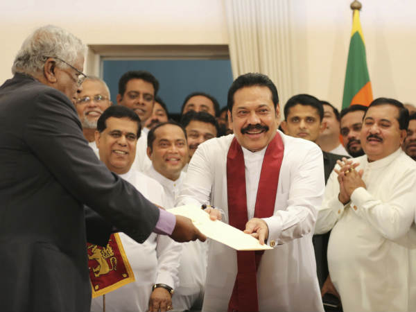 चीन के प्रेमी महिंदा राजपक्षे ने ली पीएम की शपथ, भारत ने शुरू किया ...