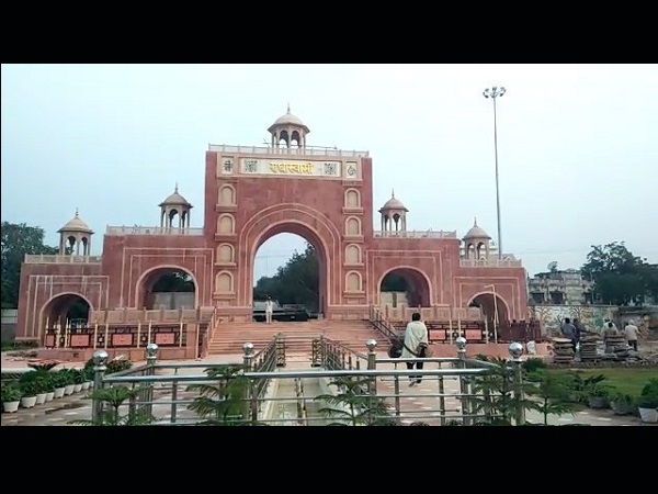 VIDEO: आगरा में ताज से कम नहीं यह मंदिर, 300 मजदूर बना रहे, 120 साल बाद ...