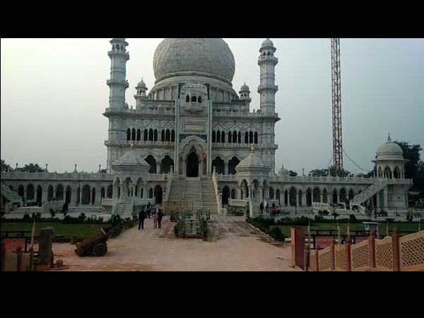 VIDEO: आगरा में ताज से कम नहीं यह मंदिर, 300 मजदूर बना रहे, 120 साल बाद ...