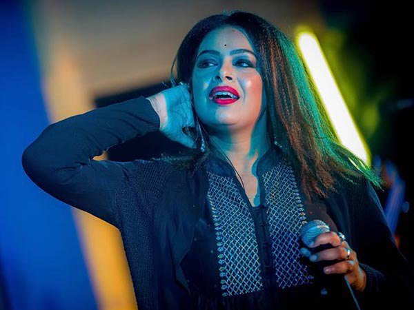 सिंगर इमान चक्रवर्ती के साथ लाइव कंसर्ट में बदतमीजी, फेसबुक पर बताया ...