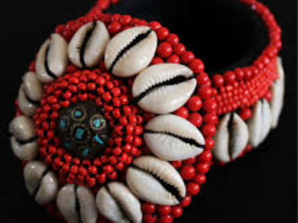 Red Cowrie Shells: पैसे को चुंबक की तरह खींच लाती है लाल कौड़ी ...