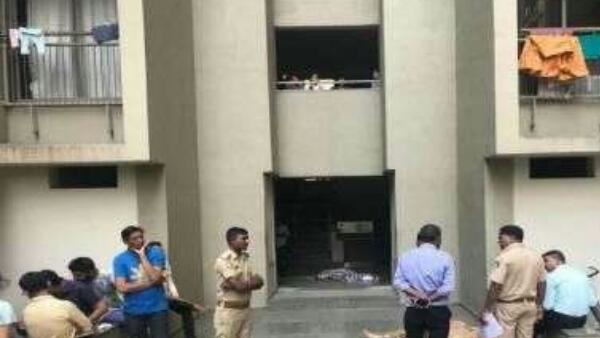 सोसायटी की 13वीं मंजिल की बालकनी से कूदी महिला बुजुर्ग पर गिरी, दोनों ...