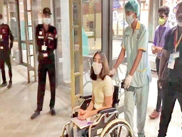 कोरोना की चपेट में आई 21 साल की नियोमी शाह की 32 दिन बाद अस्पताल से ...