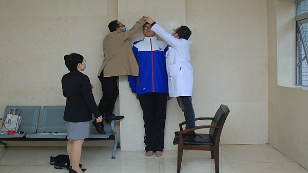 चीन के रेन कीयू हैं दुनिया के सबसे लंबे टीनेजर, 7.3 फीट है हाइट | China ...