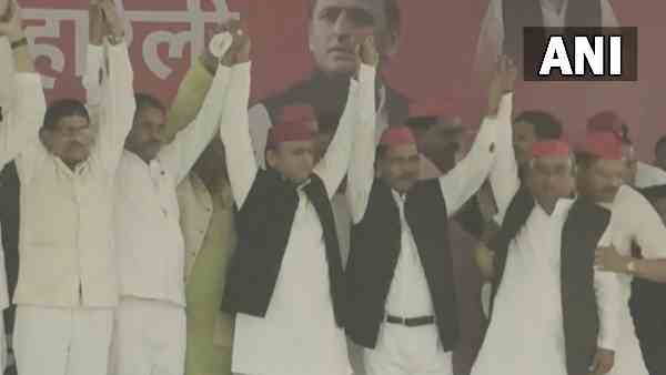 BSP से निष्कासित लालजी वर्मा व रामअचल राजभर हुए सपाई, अखिलेश यादव ने ...