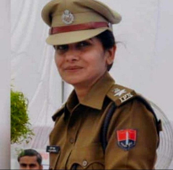 IPS Couple : पति डॉ. विकास पाठक व पत्नी प्रीति चंद्रा एक साथ बने DIG, रोचक है इनकी Love Story ...