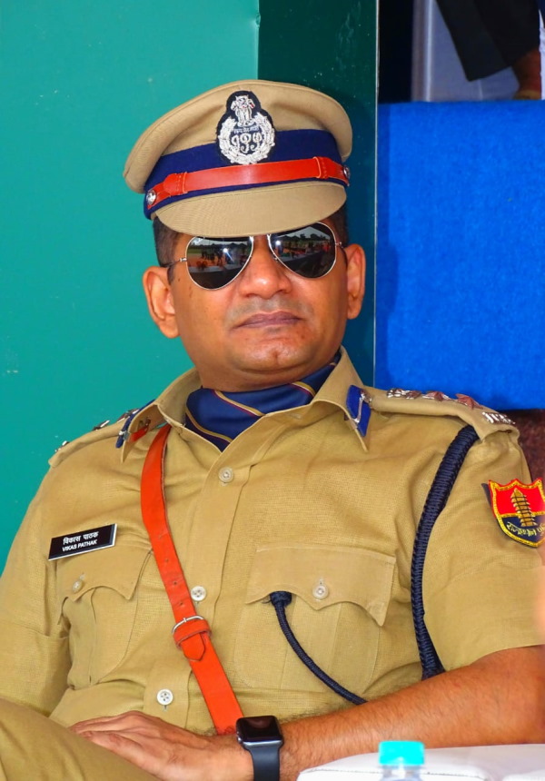 IPS Couple : पति डॉ. विकास पाठक व पत्नी प्रीति चंद्रा एक साथ बने DIG ...