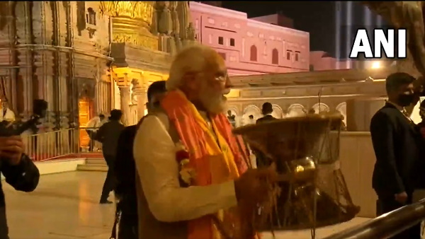 VIDEO: अंतिम चरण में विश्वनाथ मंदिर पहुंचे पीएम मोदी, जमकर बजाया 'डमरू' | PM Modi tries his hand ...