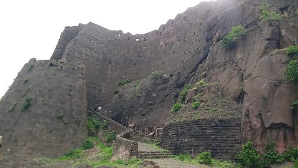 हर सुबह शिव लिंग पर चढ़े मिलते हैं फूल, क्या आज भी यहां आते हैं महाभारत ...