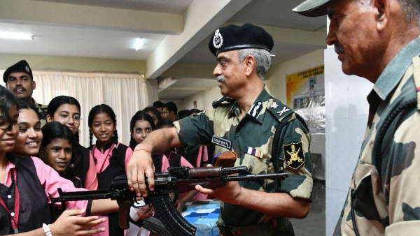 रायपुर: BSF वाले पहुंचे School, बच्चों को दी हथियारों की जानकारी, बताया ...
