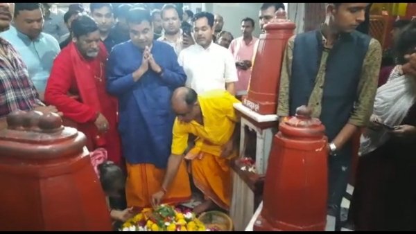 दतिया पहुंचकर केंद्रीय मंत्री नितिन गडकरी ने की पीतांबरा पीठ में पूजा ...