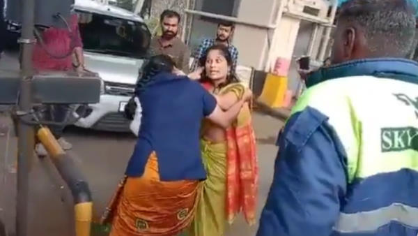 Video: टोल प्लाजा पर महिला कर्मचारी से भिड़ गई CRPF जवान की पत्नी, जमकर ...