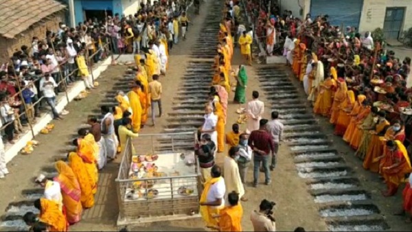 दहकते अग्निकुंड पर चलकर करते हैं मनौती पूरी, सदियों से चली आ रही परंपरा ...