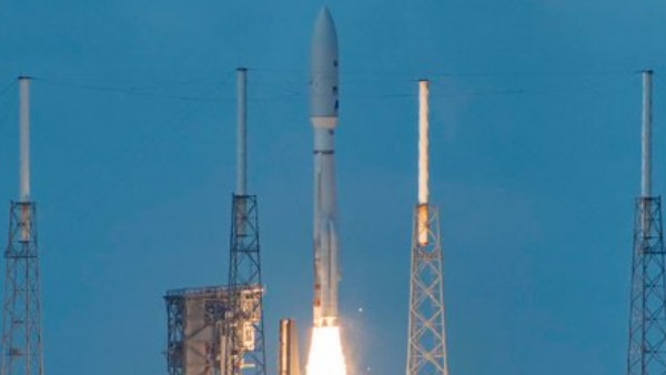 NASA के रनवे पर उतरा 'रहस्यमी ' स्पेसक्राफ्ट, 3 साल से लगा रहा था ...