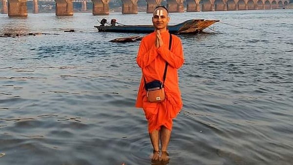 Selfie stick और कॉलर माइक लेकर नर्मदा परिक्रमा पर निकले Digital Baba ...