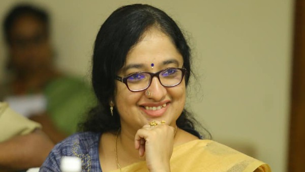 IAS Divya S Iyer ने बेटे को गोद में लेकर भाषण दिया तो छिड़ी बहस, अब ...