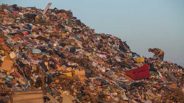 Garbage Mountains: दुनिया में कहां कहां पर हैं कूड़े कचरे के विशाल ...