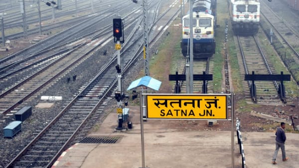 Satna news : मालगाड़ी पर चढ़कर सेल्फी ले रहा था नाबालिग, हाई टेंशन तार ...