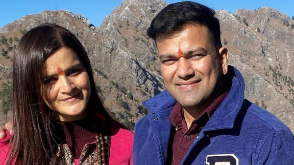 IPS Navjot Simi को जन्‍मदिन पर Kiss करते नजर आए पति IAS तुषार सिंगला ...