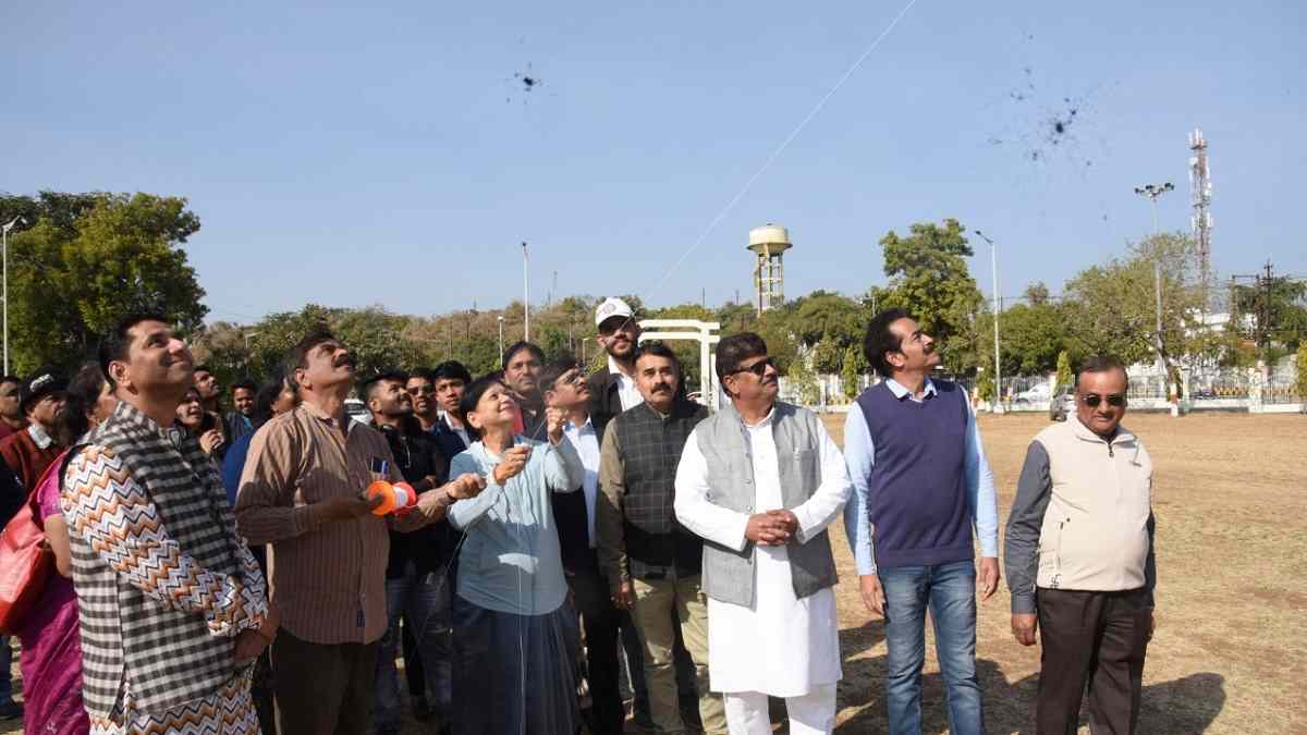 Sagar: सेंट्रल यूनिवर्सिटी की कुलपति ने उड़ाई पतंग, लड़ाए पेंच, हवा में ...