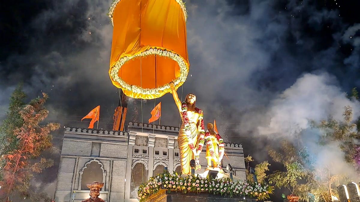 Indore में राजमाता जीजाबाई की प्रतिमा का अनावरण, कई सालों बाद साथ दिखे ...