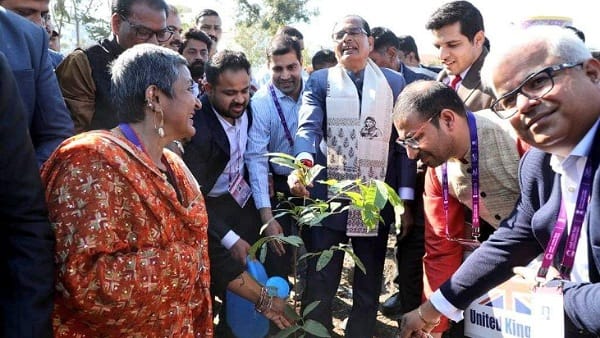 CM Shivraj के साथ प्रवासी भारतीयों ने किया पौधारोपण, QR कोड से जान सकेंगे पौधे का हाल | NRI ...