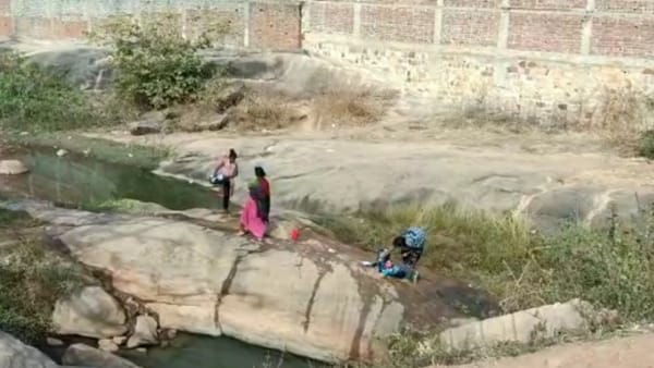 ग्राउंड रिपोर्ट : मंत्री रामखेलावन पटेल के क्षेत्र में आदिवासी नाले का ...