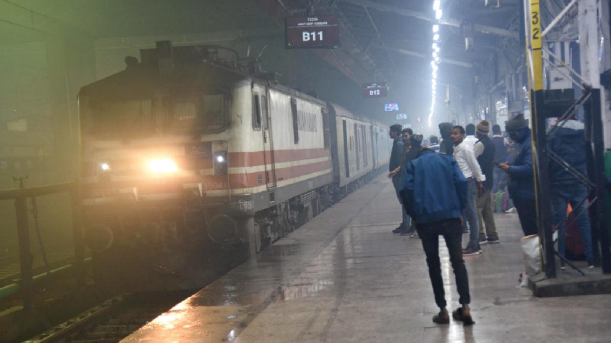 Trains Running Late: कोहरे की वजह से 13 ट्रेनें लेट, यहां देखे पूरी लिस्ट | 13 trains running ...