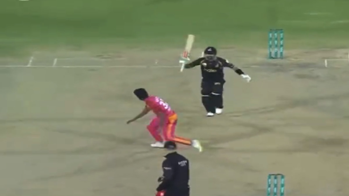 PSL के मैच में बाबर आजम ने गेंदबाज को मारने के लिए उठाया बल्ला, सोशल ...