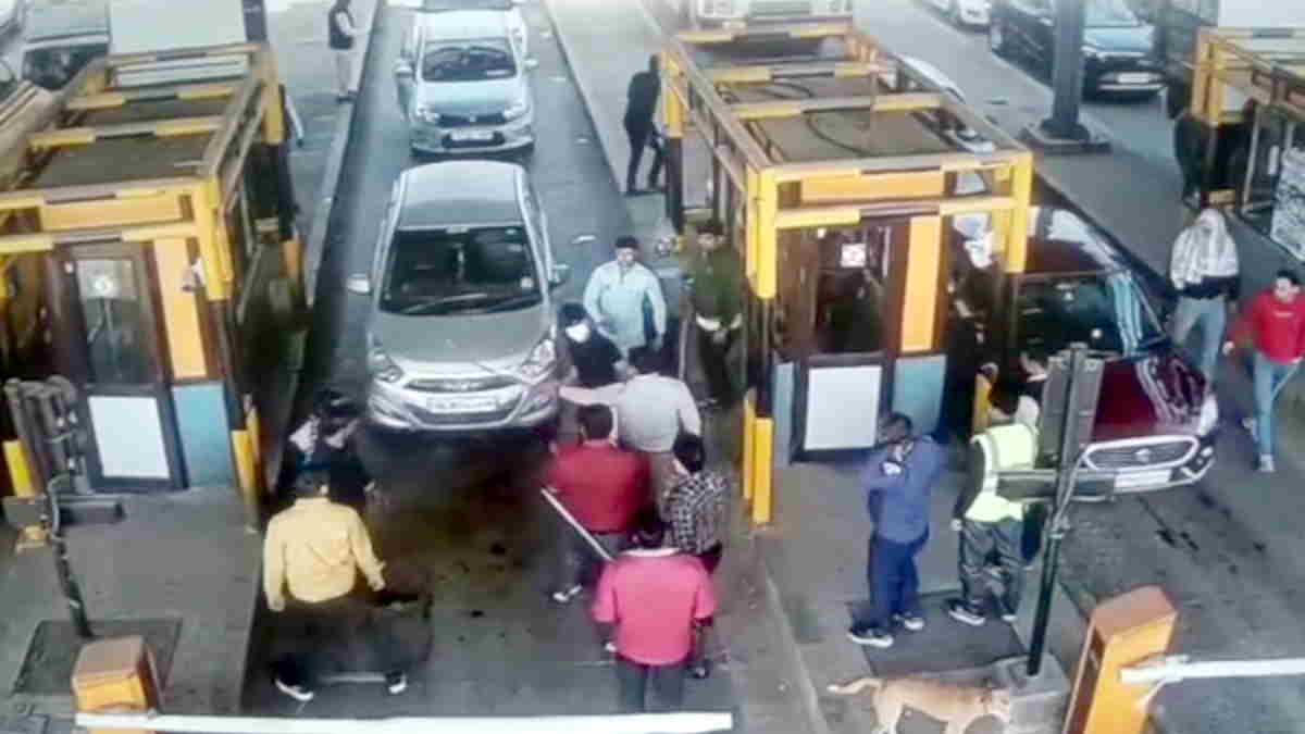 टोल कर्मियों को टोल मांगना पड़ गया भारी, NH-91 के लुहारली टोल प्लाजा पर ...