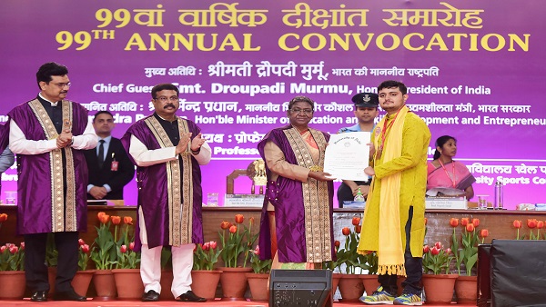 'भारतीय संस्कृति को सलाम', दिल्ली यूनिवर्सिटी में गाउन-हैट नहीं, पहली ...