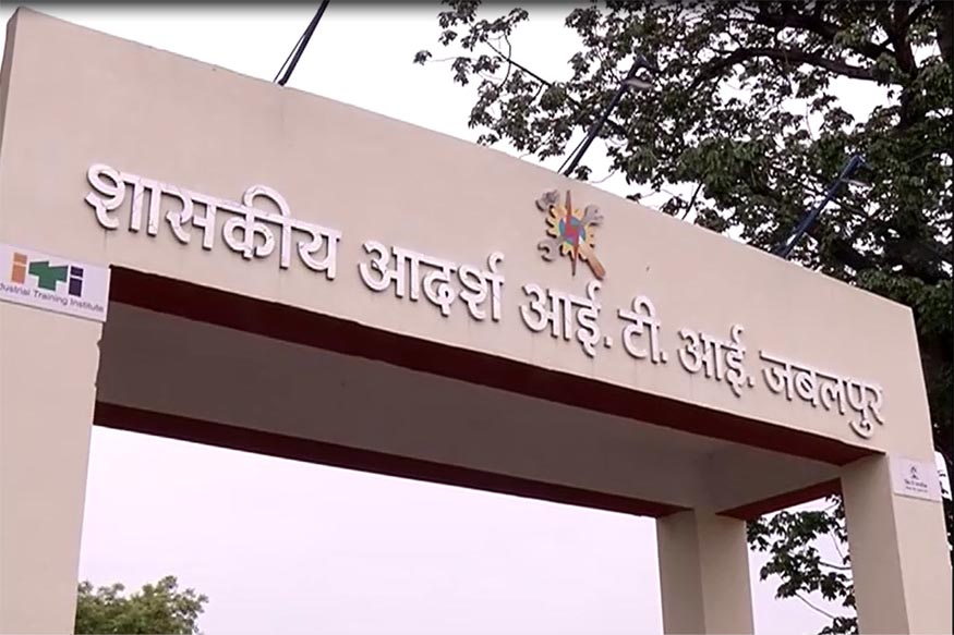 Jabalpur ITI टीचर का रुपए लेते Video Viral, छात्रों ने रिश्वत लेने के ...