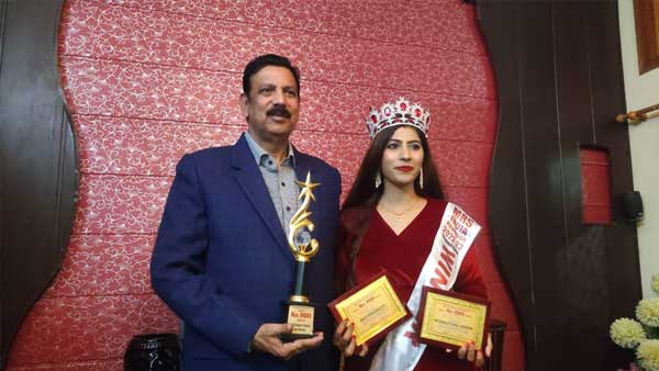 Varanasi News: काशी की बेटी ने लखनऊ में रैंप पर बिखेरा जलवा, जीता मिसेज ...