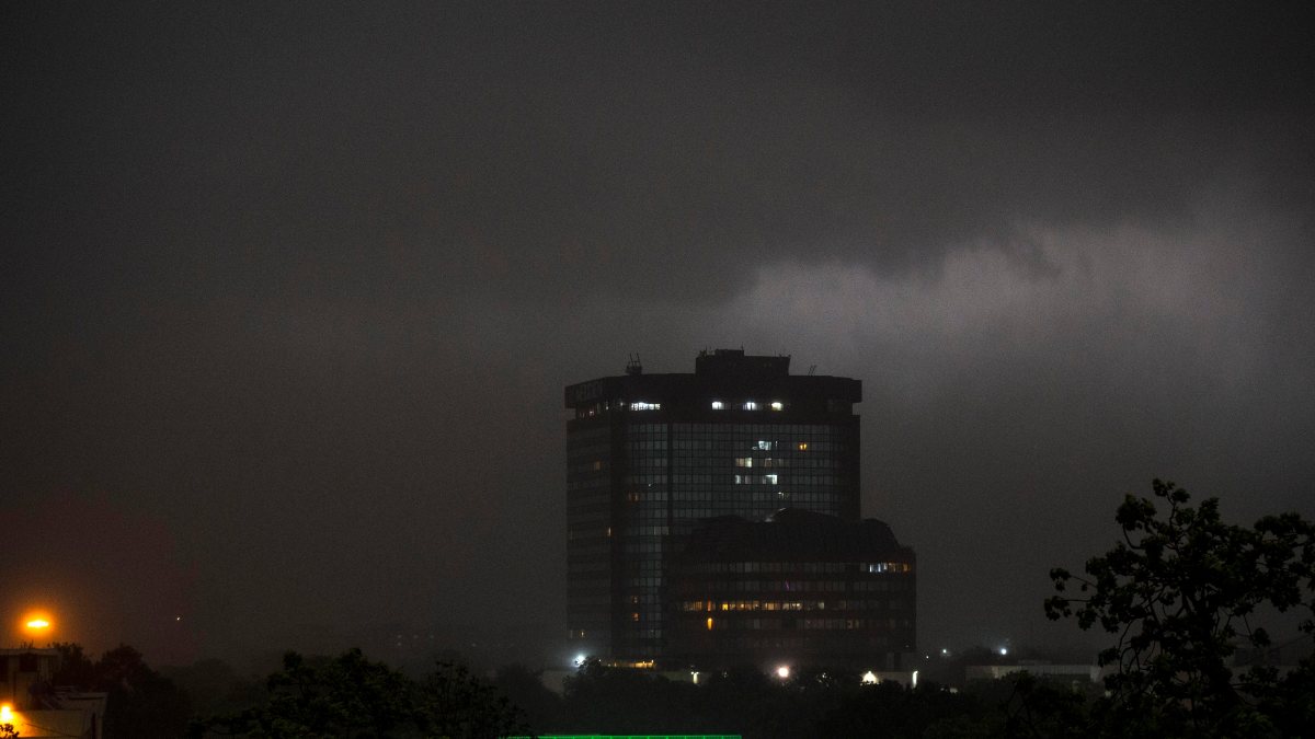 Delhi Weather: दिल्ली में फिर से बदला मौसम, तेज हवाओं के साथ बारिश शुरू ...